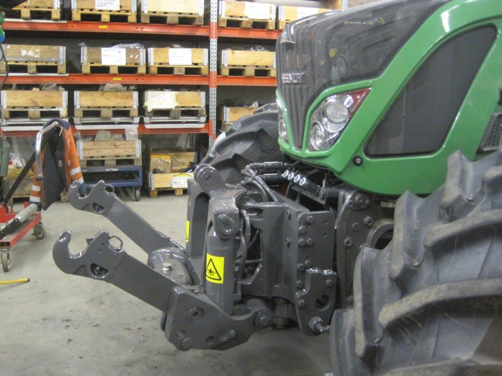 Pivoting front linkage proto is now made to Fendt 700- series | LH Lift